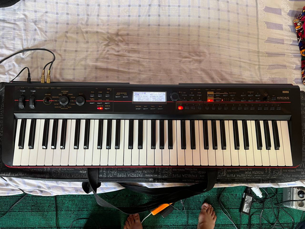 Korg Kross sotiladi 61 klavish to'yga tayyor sola garmoniyaga