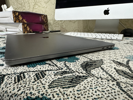 Apple Macbook Pro 15 inch 2018 intel core i7 512gb SSD 16gb RAM