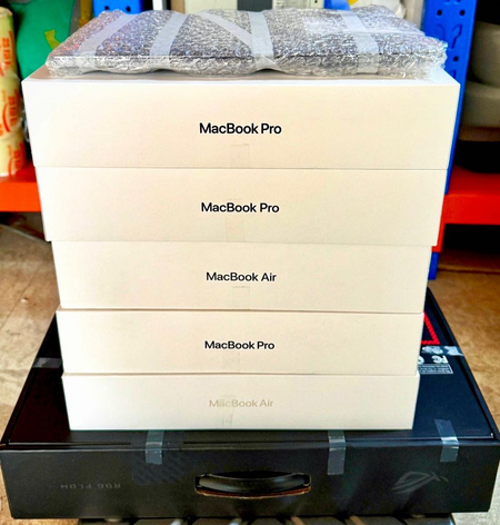 iPad Pro 12.9-inch (4th Generation) Wi-Fi 128GB + iPad Magic Keyboard.