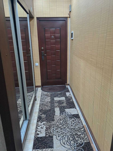 ~(Медиапарк) Чиланзар-Ц, 2х комнатная, не торец, с обстановкой~
