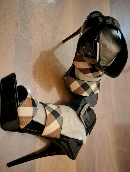 Босоножки Burberry. Оригинал.