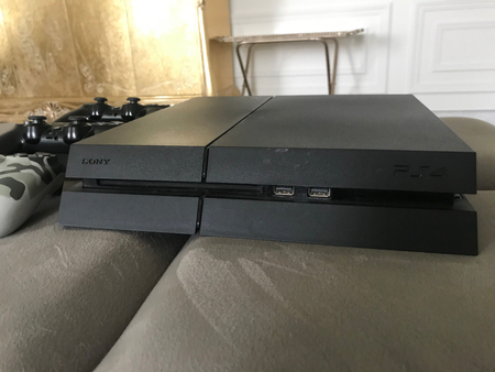 Playstation 4, 400 ГБ, 3 хороших контроллера и 4 игры