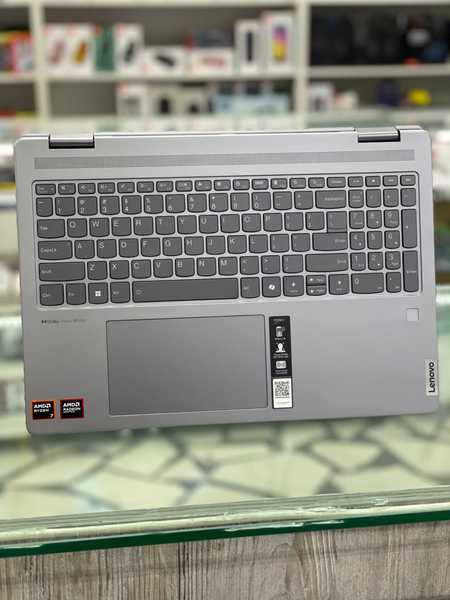 Lenovoe Yoga7 Ryzen 7-8840Hs  16/1tb Ssd X360