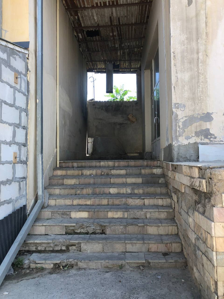 Hovli sotiladi..