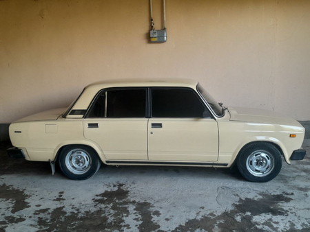 ваз 2105 сотилади. 1988 йил