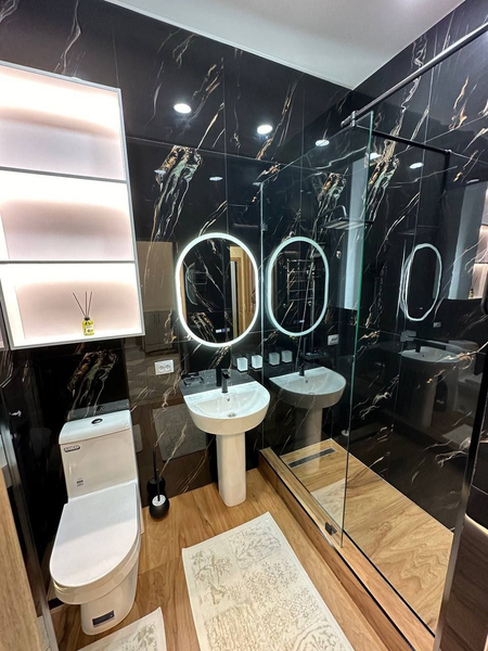 Продается новостройка с дизайнерским ремонтом. Высокопоточка.