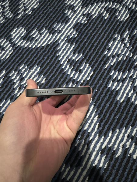 Iphone 15 pro 256 gb holati zor