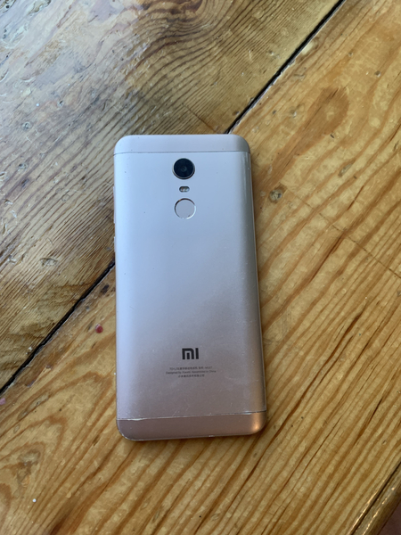 Redmi  5Plus sotiladi.