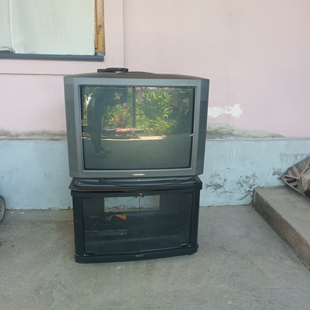 Televizor sotiladi
