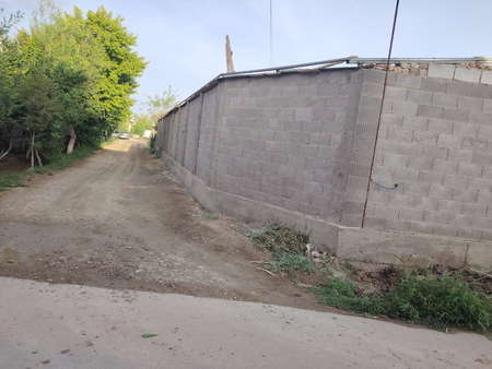 6 sotix uchastka tagi sotiladi