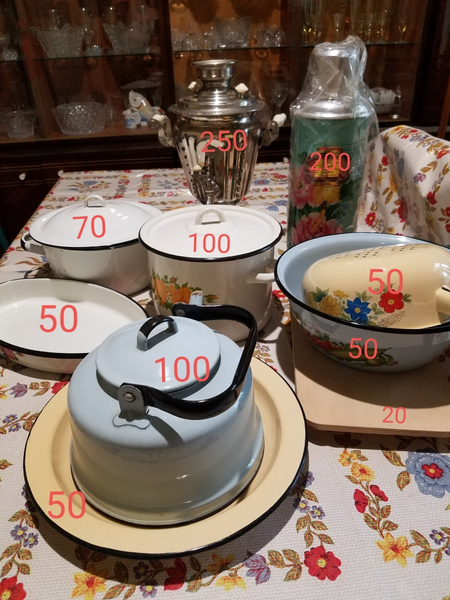 Различная посуда и кухонная утварь