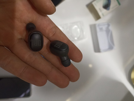 Bluetooth naushnik sifatli va arzon.