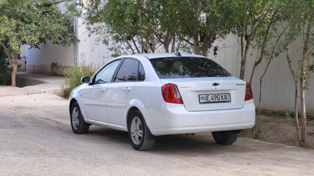Lasetti 1.8 sotiladi