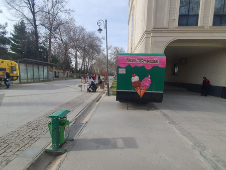 Arendaga beriladi bulvar urtasida joylashgan