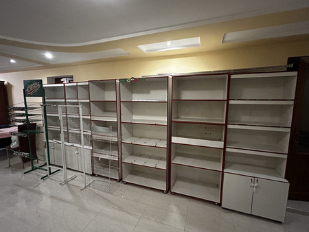 Продается набор шкафов и витрин для продуктового магазина.