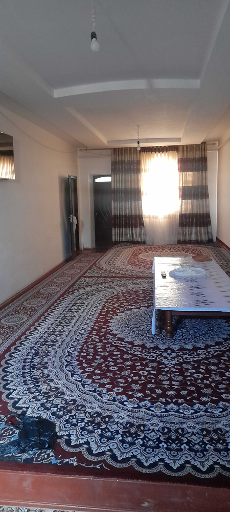 Shovot hokimiyat yaninda 600 kv uy sotiladi.