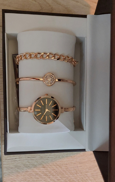 ANNE KLEIN подари на 8 марта)