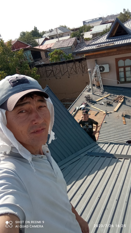 Том е