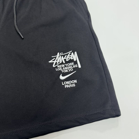 Шорты от бренда Stussy