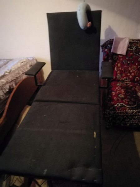 СРОЧНО ПРОДАМ!! Кровать, стенка, педикюрное кресло, диван и два кресла