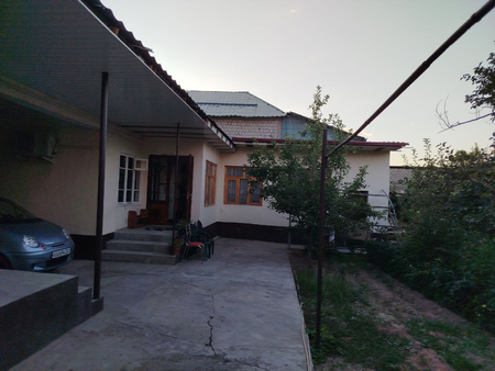 Uy hovli sotiladi. 5.5 sotix
