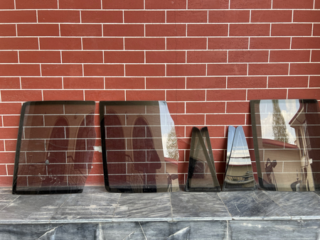 Doraglass sotiladi Nexia  2 ta komplekt