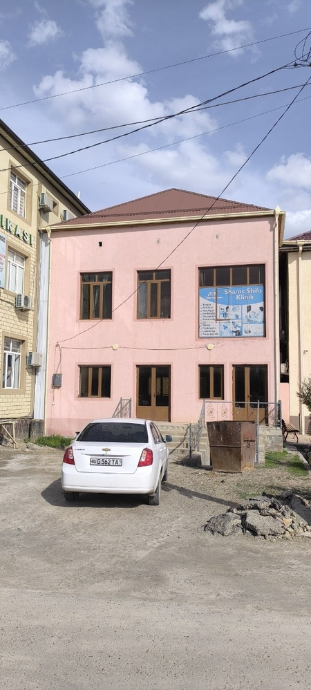 2 qavatli Noturar bino sotiladi. Shofirkon tuman markazida.