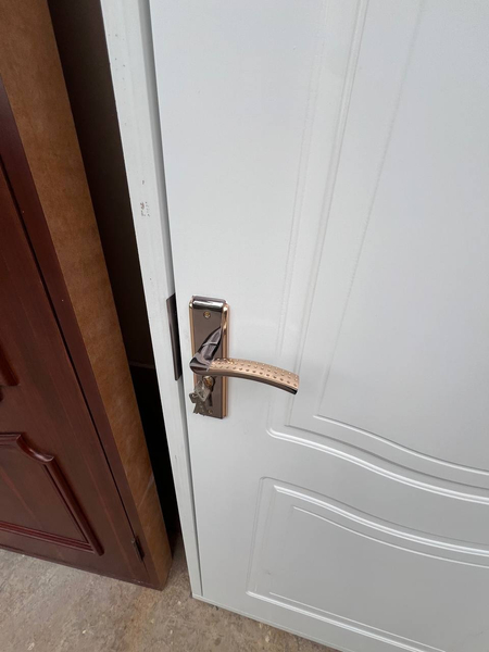 Mdf eshik standart razmerda. Rangi oq. Ruchka,karona, nalichnigi bor.