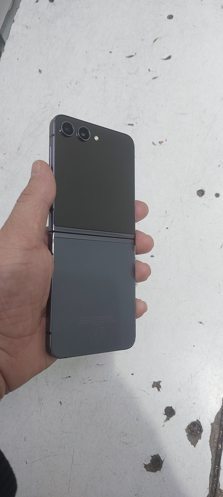 Z flip 5  8/256 gb