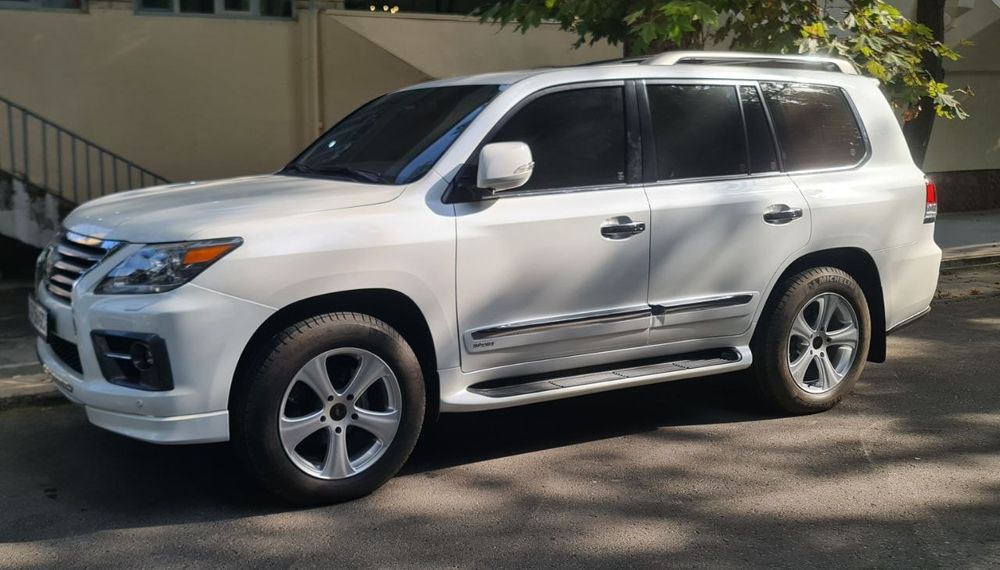 Lexus LX 570 . Белый на чёрном салоне.