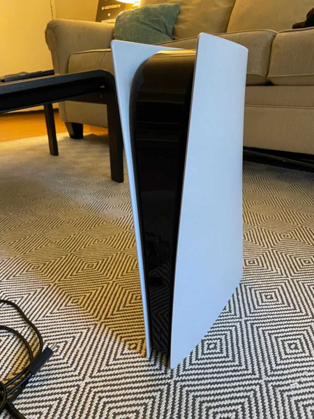 ПРОДАМ PlayStation 5 Digital (825GB) + Подписка PS Plus до 12.2024