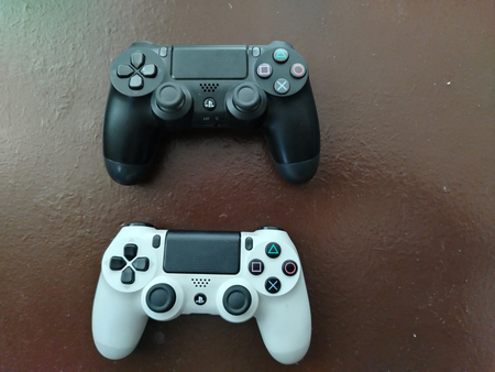Playstation 4 с двумя джойстиками