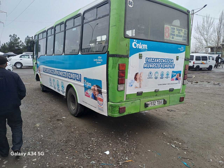 Avtobuslarning bort qismida reklama Реклама на бортах автобусов