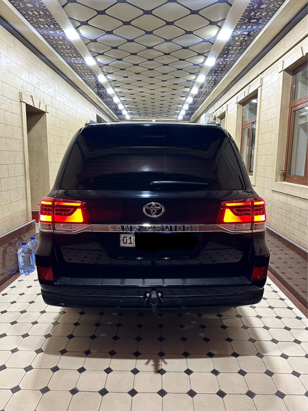 Toyota 200 qora 2019-yil