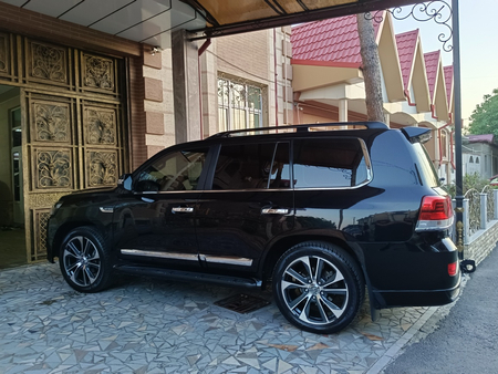 Land Cruiser 200 sotiladi 65.000$