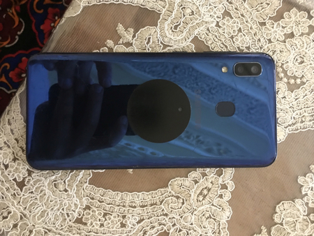 Samsung A20.    800000sum