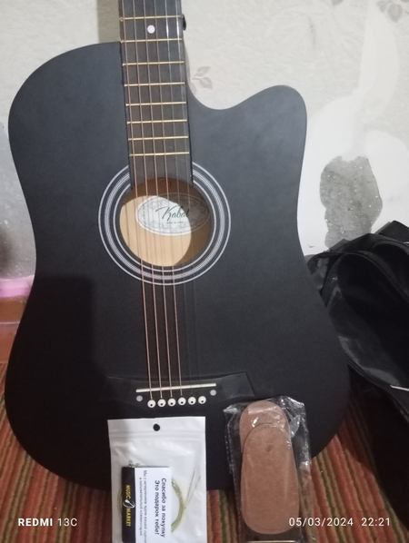 Gitara akustik 38 srochna sotiladi