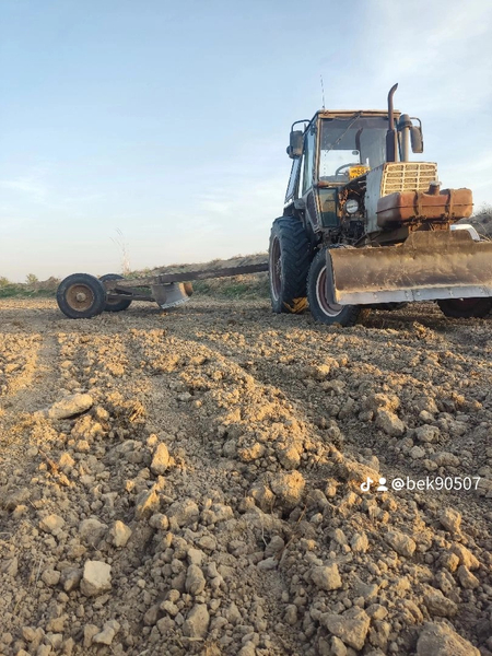 Traktor yurib turibdi