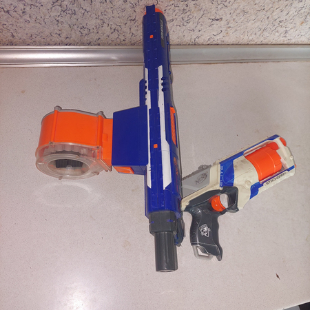 Nerf blasterlar rampage va strong arm