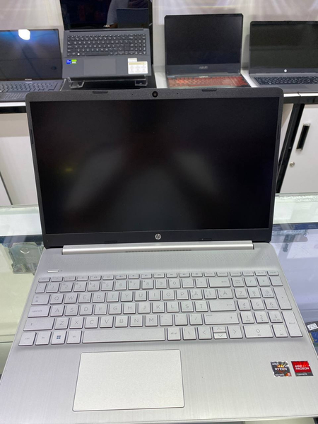 Hp 2023 r5-5500U/8/512/15.6 FHD IPS