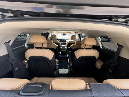 Kia Carnival 2023 yil Qora full pozitsa