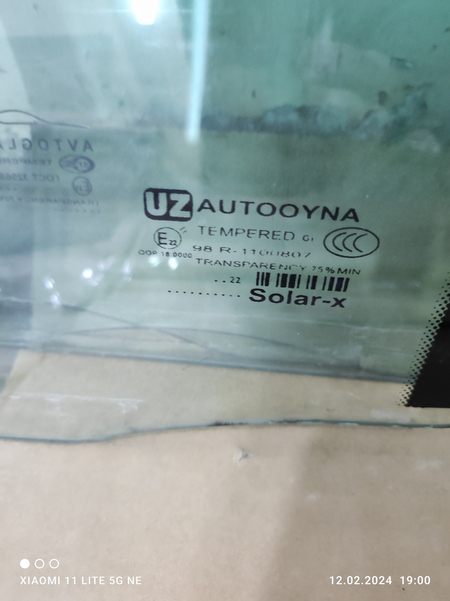 Damasda door glass sotladi