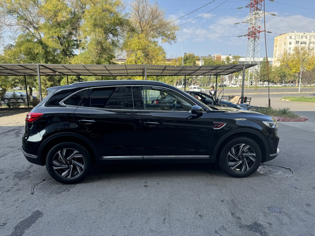 Hongqi Hs5 full. Tozza