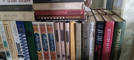 Продаются книги для библиотек школ и университетов