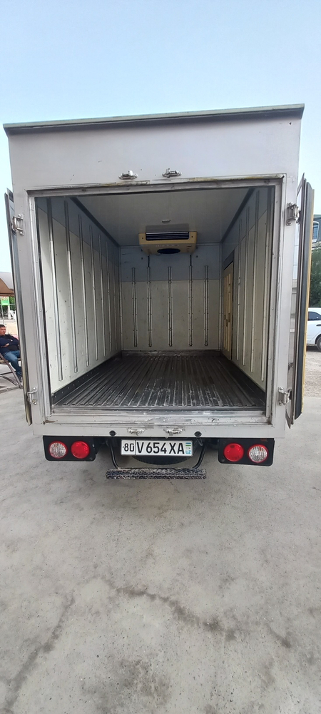 Kia bongo sotiladi