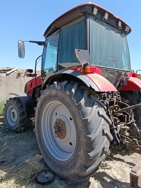 Belarus traktor sotiladi