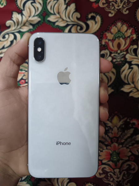 Iphone x  64gb rangi oq chiqqan