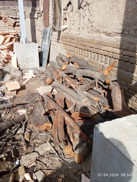 Utin sotiladi qurigan qurilish materiallari va urik daraxti bor