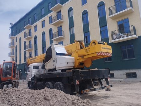 Kamaz kran  sotiladi 25 tonnalik holati alo tel .narxi  kelishiladi