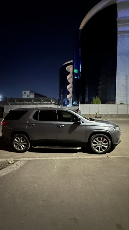 Chevrolet Traverse 2021 года, цвет: серый металик